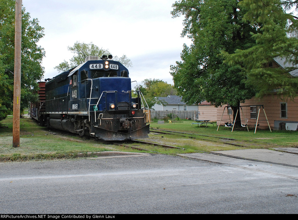 MNA 448 running around a cut of 2-Bay covered hoppers so they can shove them into the Tamko plant.